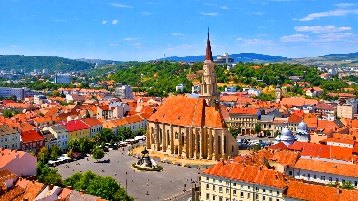 Die lebendige Skyline von Cluj-Napoca aus der Vogelperspektive
