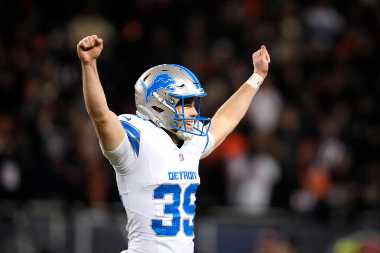 Lions beat playoff-bound Bears 19-16 on Bates' 42-yard field goal as ...