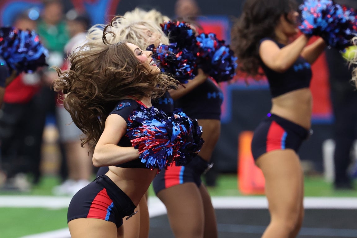 Stunning cheerleader photos from week 18 of the 2025 NFL season