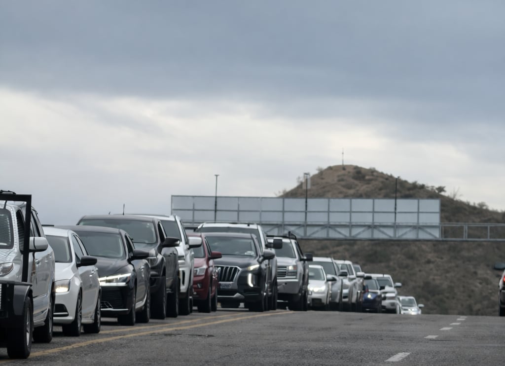 Largas filas y esperas de hasta cuatro horas marcan el regreso de paisanos por las garitas de ...
