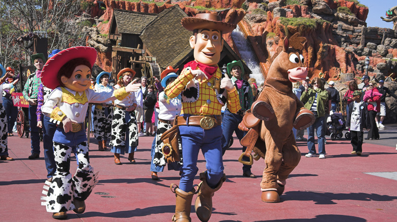 Avoid This Common Clothing Mistake At Disney Parks To Save Money ...