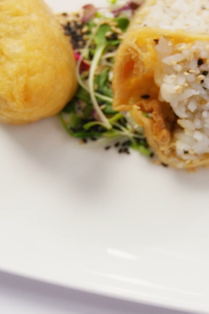 Pochettes de tofu inari sushi avec bouillon sucré-salé