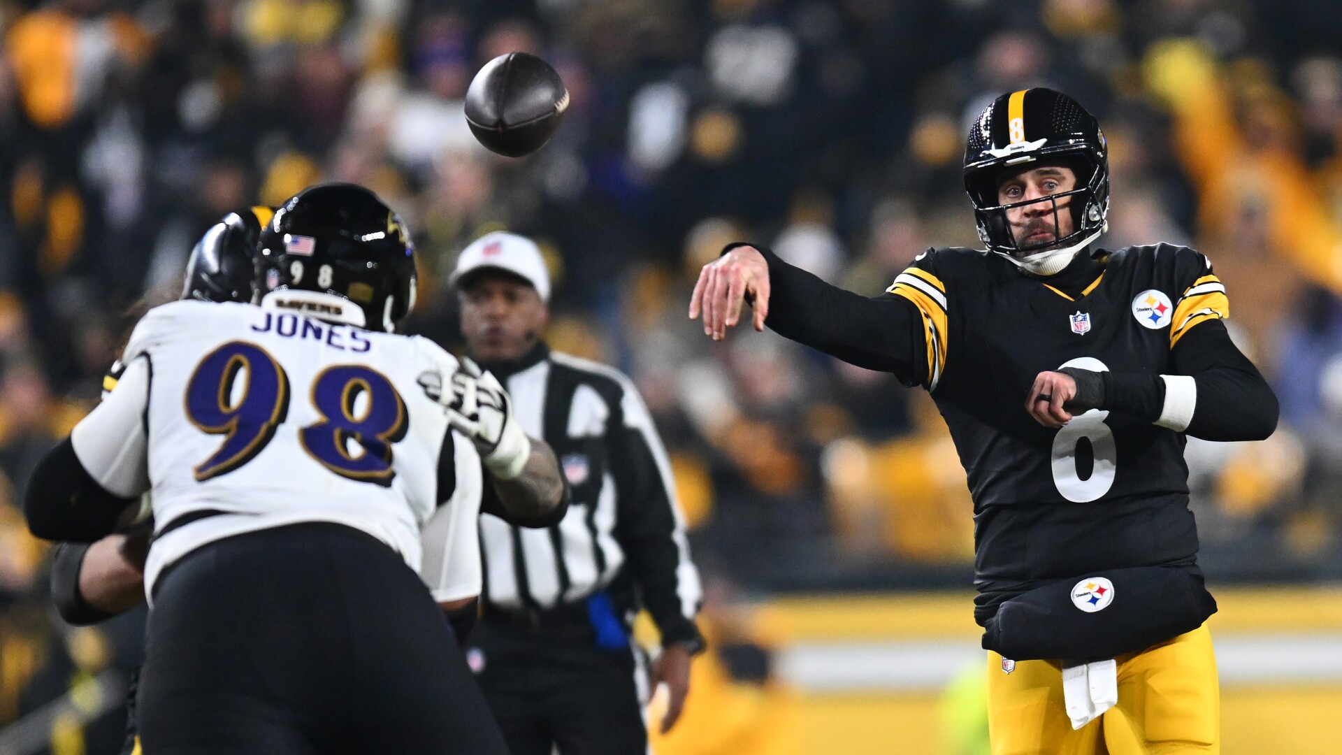 Steelers TD ties score at 10-10 in third quarter, Kyle Hamilton heads ...