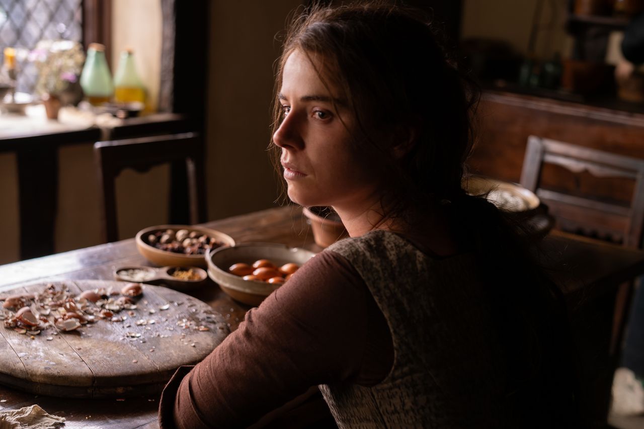 Jessie Buckley fangirls over Julia Roberts as she wins her first Golden ...