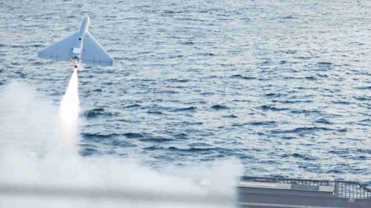 De Amerikaanse marine lanceert de eerste aanvaldrone vanaf een schip op zee