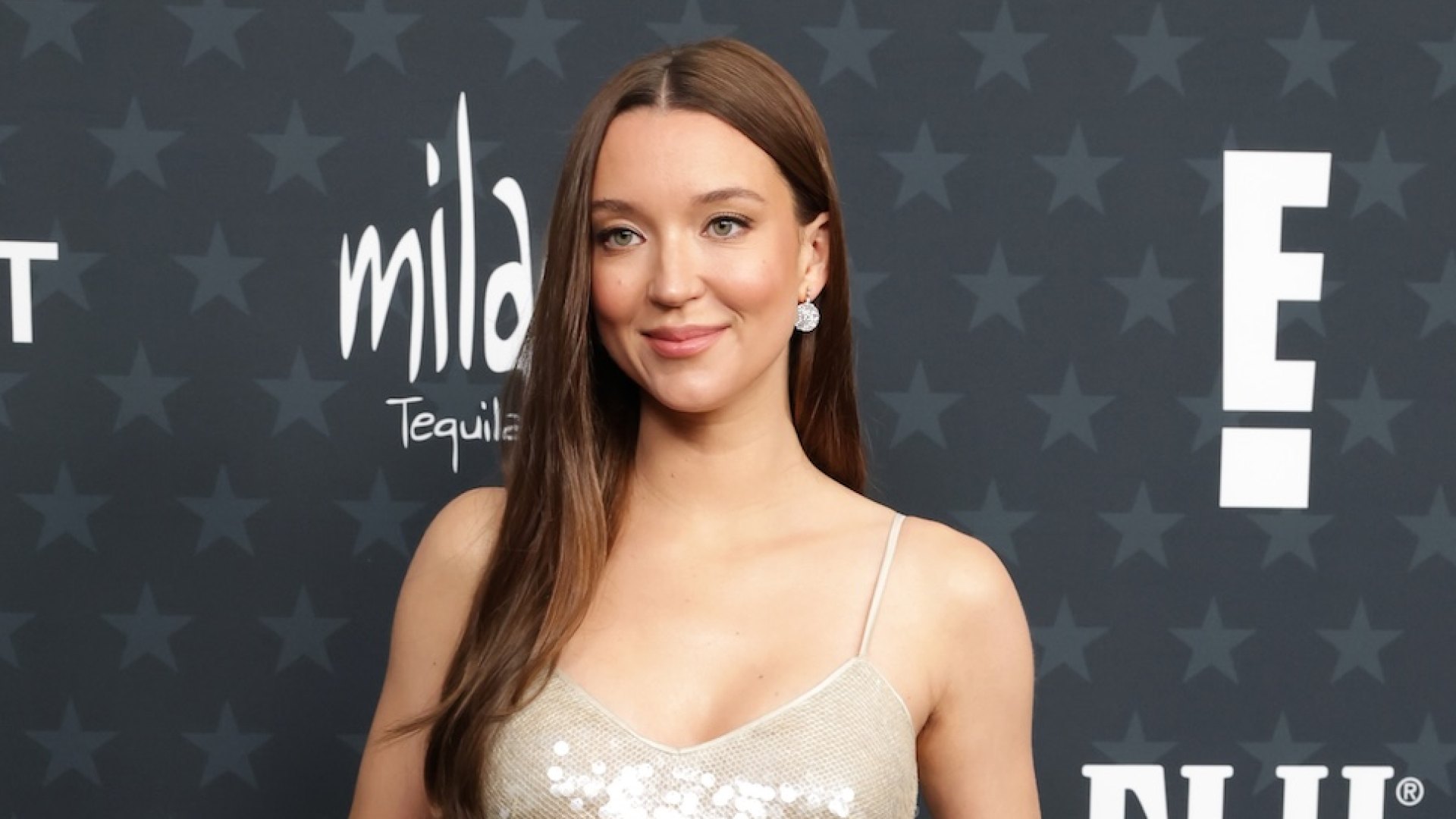 Nicole Brydon Bloom cradles baby bump at 2026 Critics Choice Awards