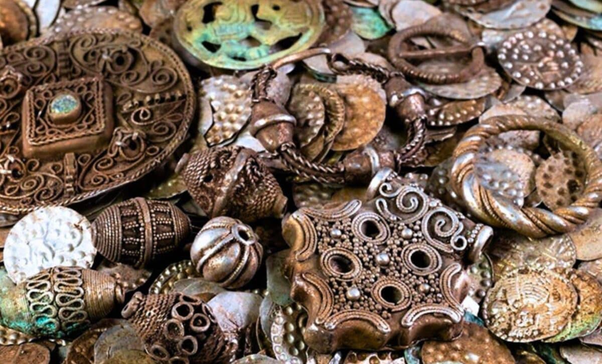 Fisherman digging for worms finds buried pot filled with 20,000 ...