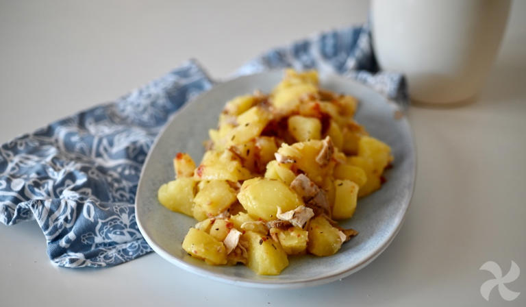 Ensalada de patata y pollo asado, con salsa de mostaza