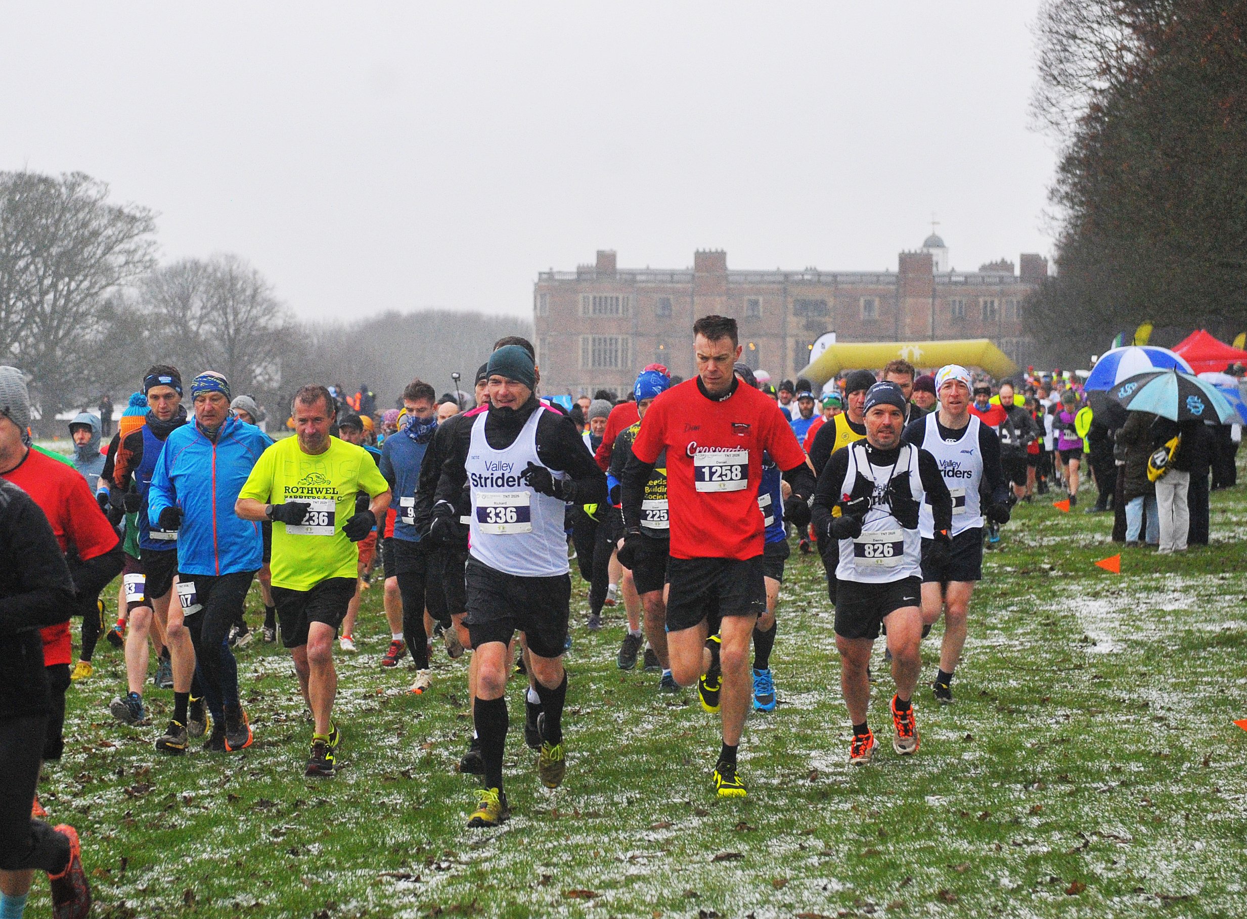 13 crisp photos of hardy runners braving the snow for the Temple Newsam ...