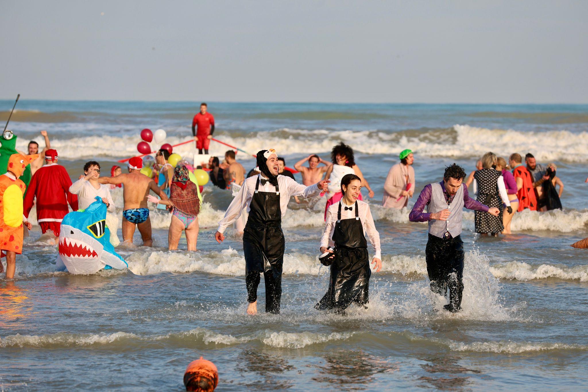 Tuffo della Befana, 78 temerari a Tagliata tra dinosauri e Babbi Natale