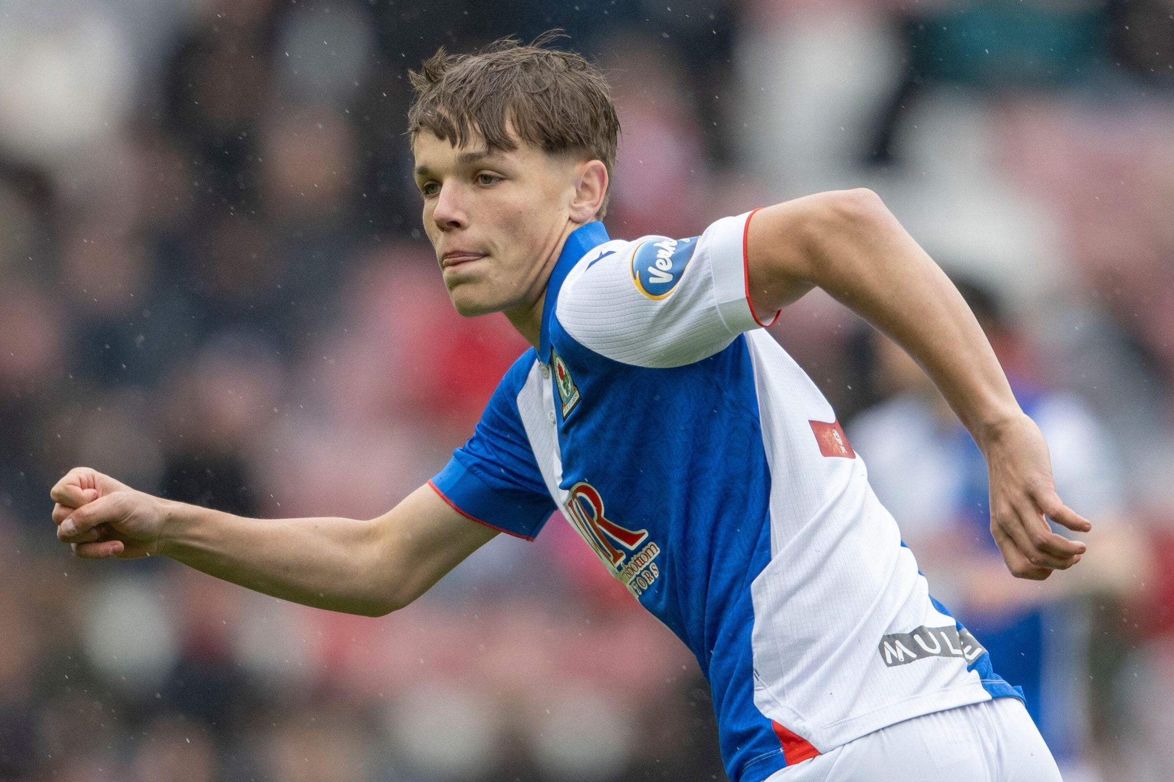 Manchester United ja Arsenal käyvät kovaa kisaa vain 17-vuotiaasta ...