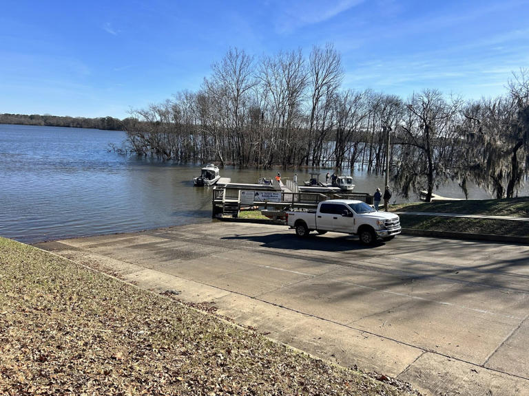 Authorities searching for missing boater on Alabama River