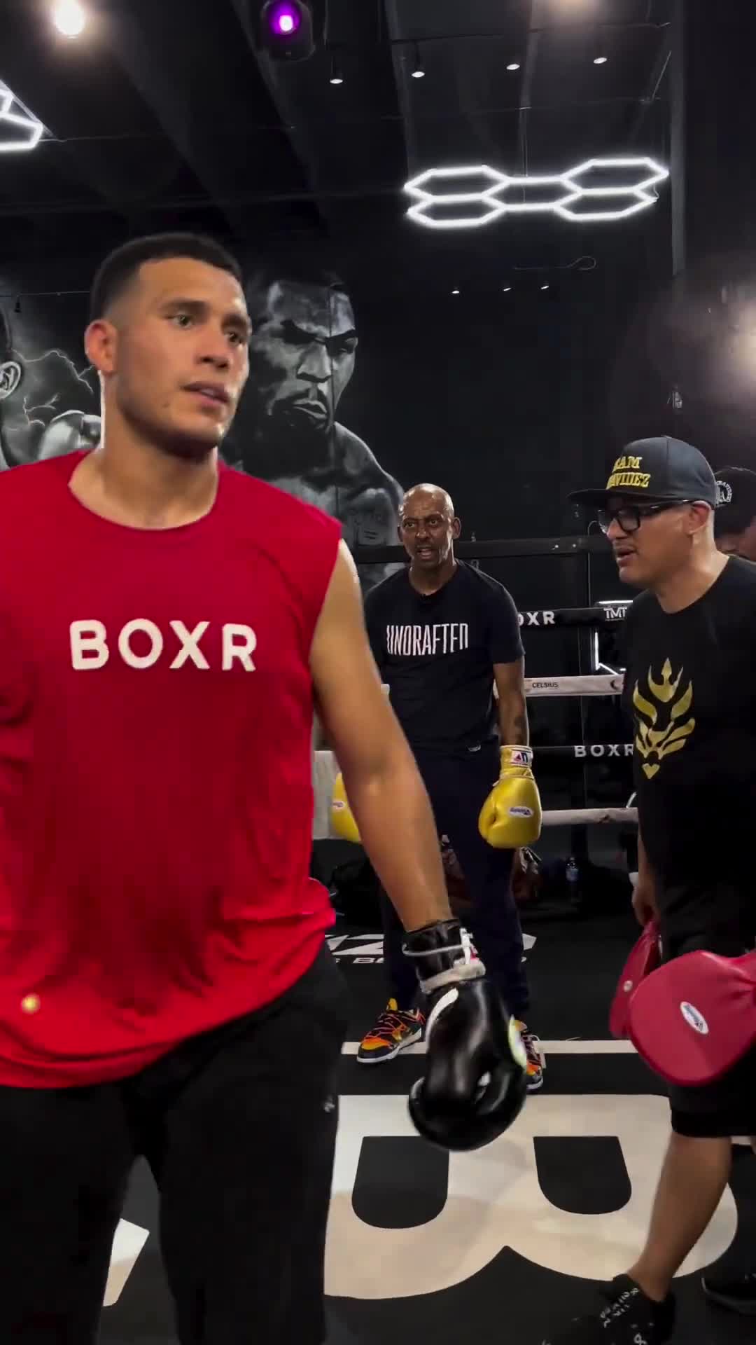 David Benavidez left hook left Gillie Da Kid speechless 😱