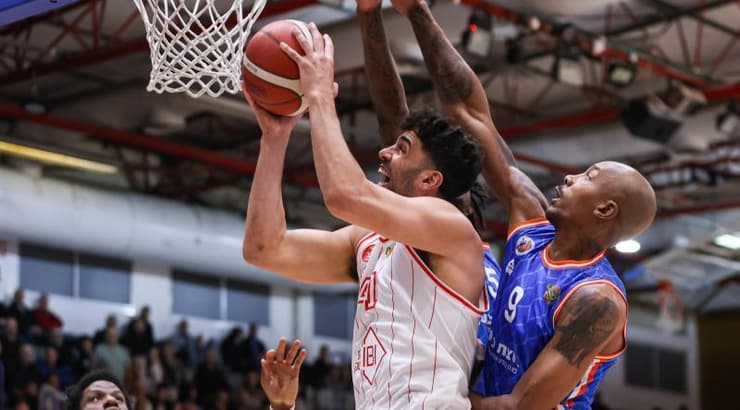 רבע 3, 05:40: עירוני ר"ג - הפועל ת"א 56:47