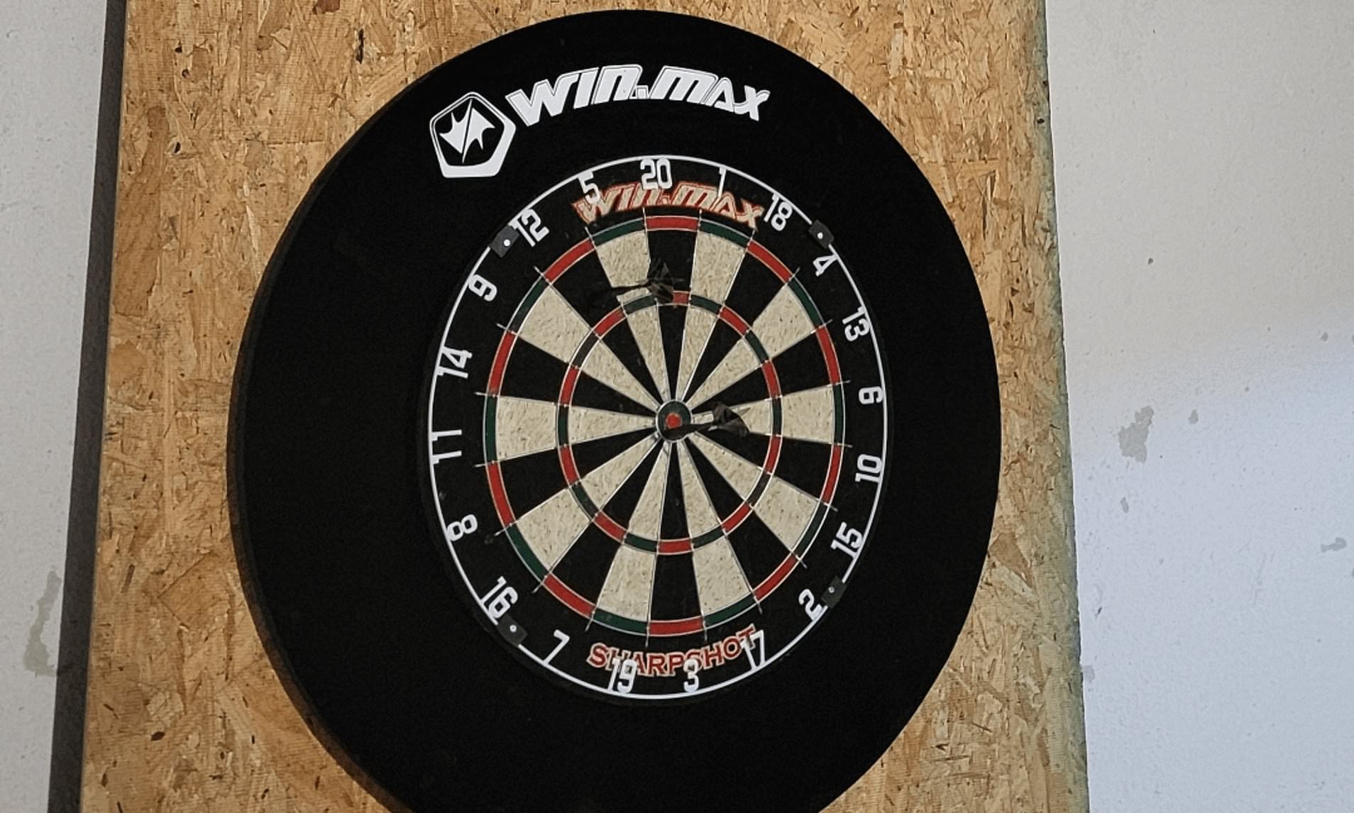 Puzzling photo hides a third dart that isn't on the board - can you ...
