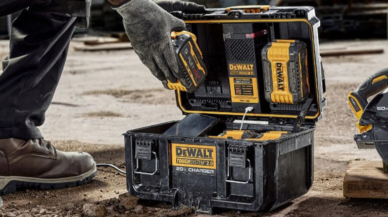 Which Batteries Is DeWalt's 4-In-1 Multiport Charger Compatible With?