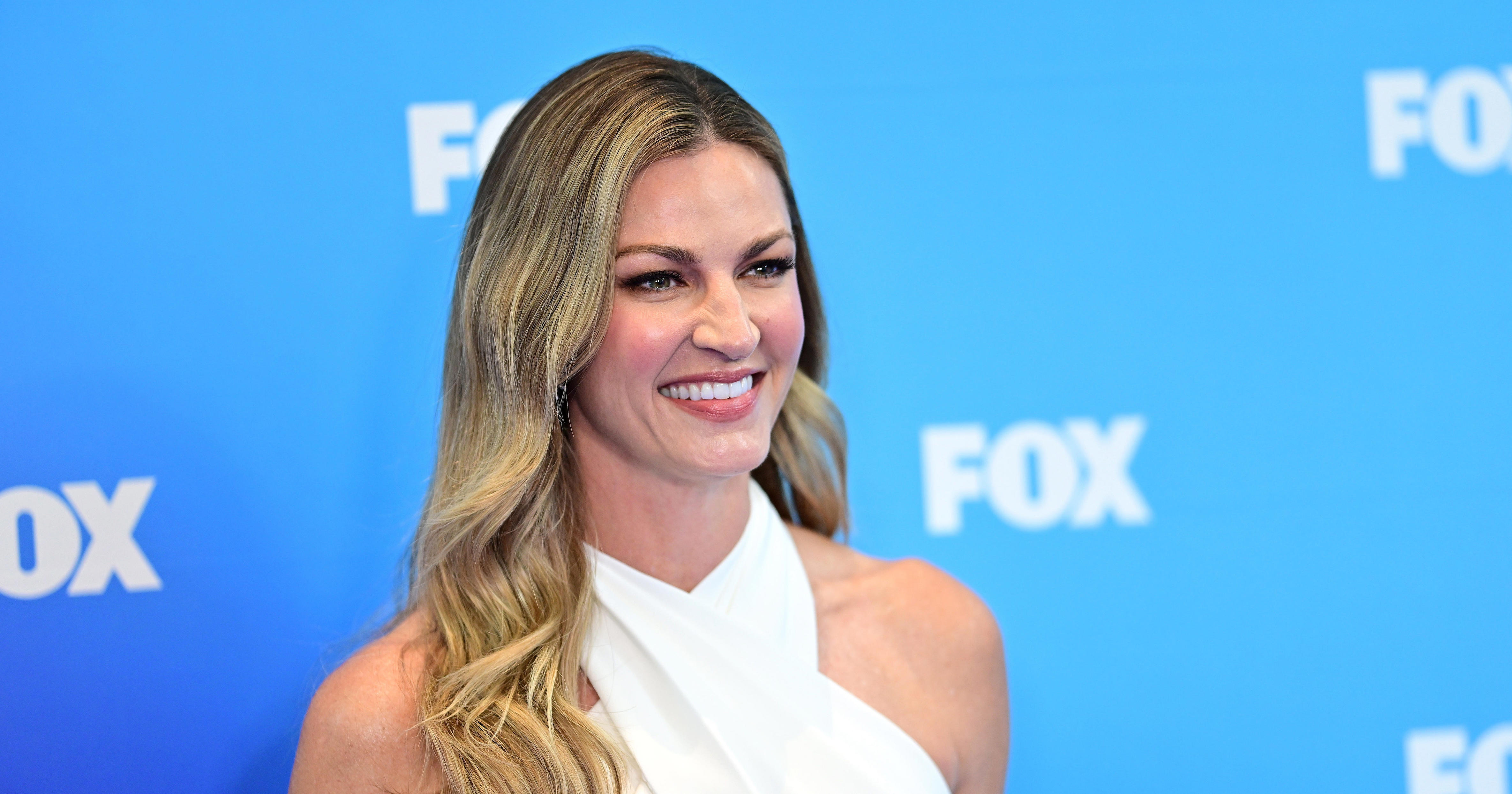 Erin Andrews' massive fur coat at 49ers-Eagles quickly became a meme