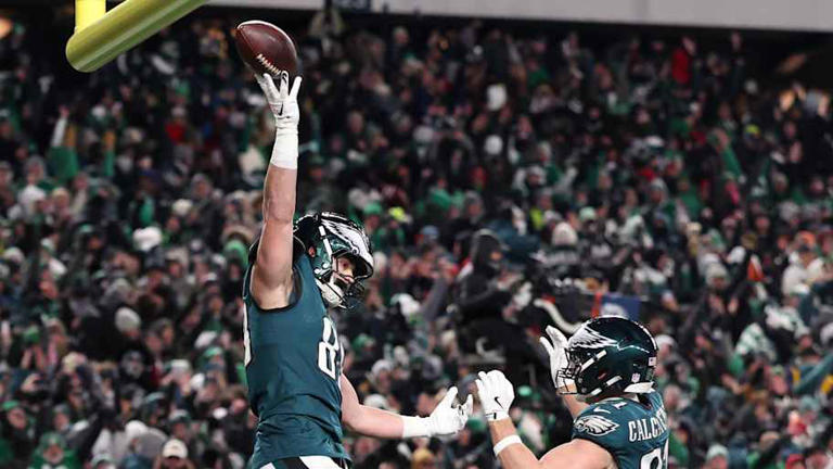 Touchdown-maker scores twice to help Eagles open 13-10 halftime lead vs ...