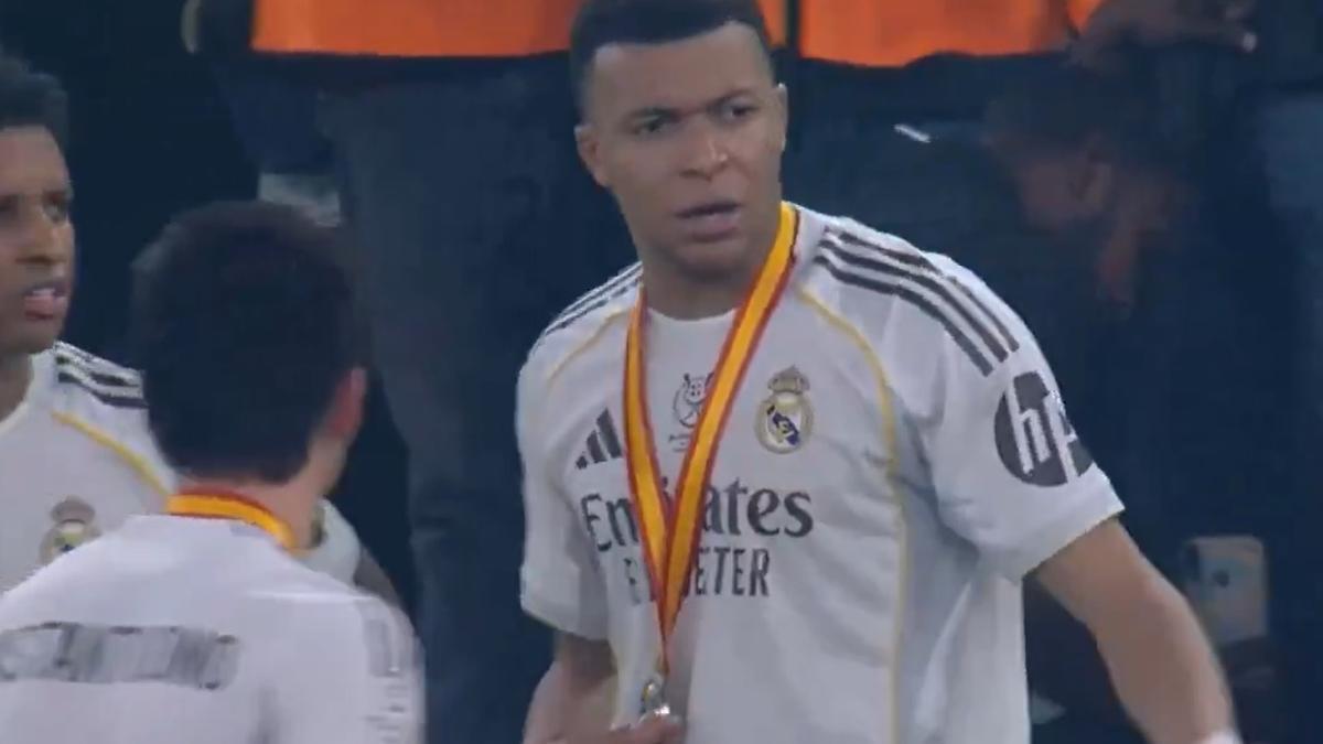 Xabi sí quiso hacer el pasillo al Barça pero Mbappé lo impidió