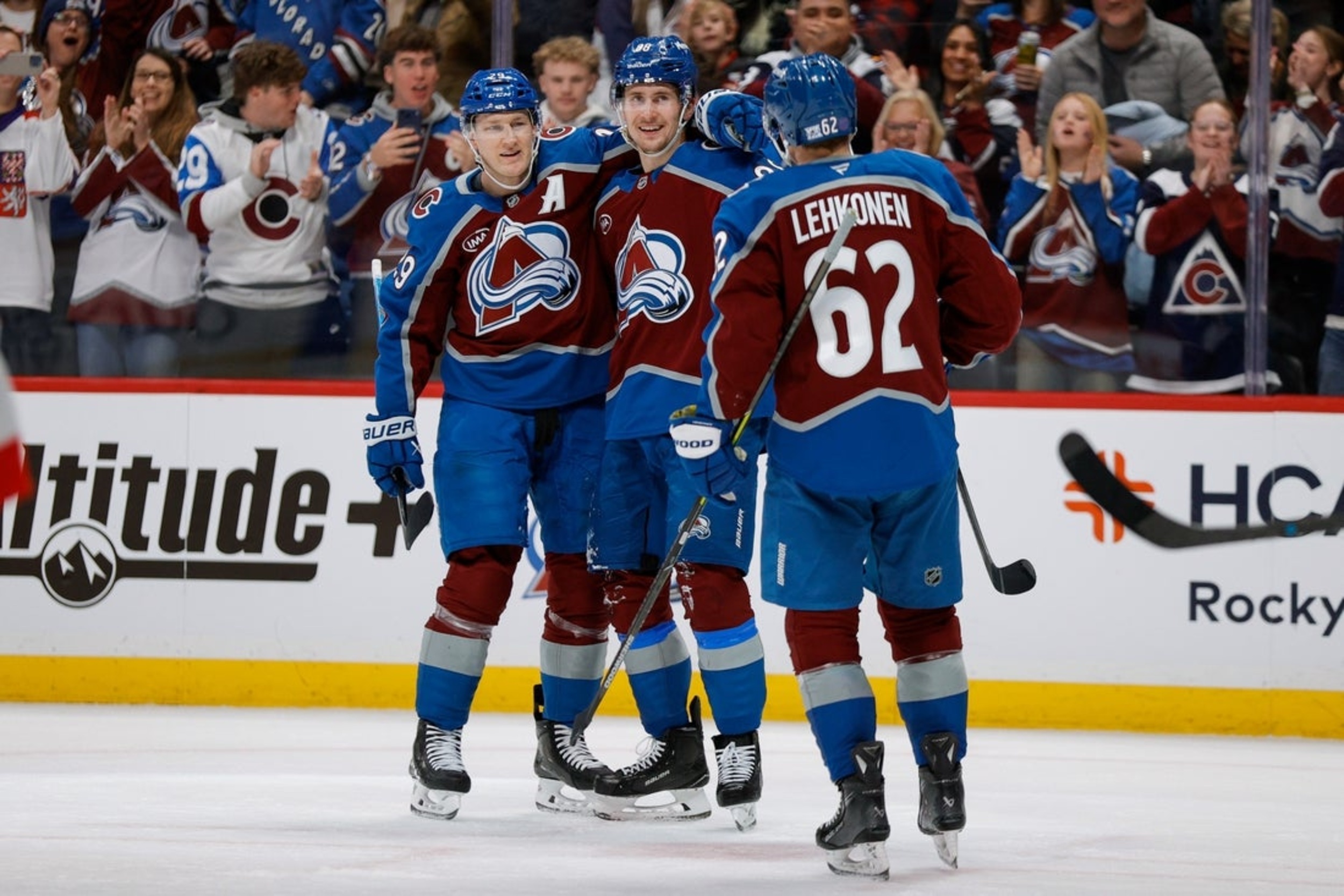 Nathan MacKinnon, Avalanche host Leafs seeking 18th straight home win