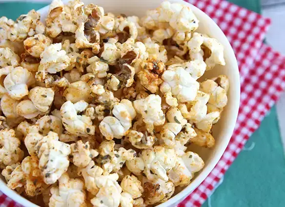 Pizza-flavored popcorn