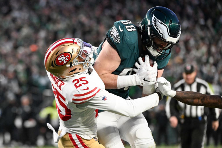 Eagles and 49ers get into on-field spat before wild-card clash