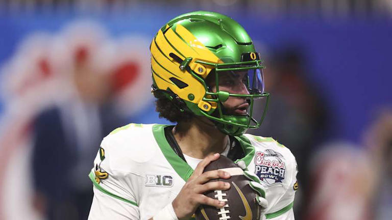 Another Oregon Ducks quarterback enters transfer portal