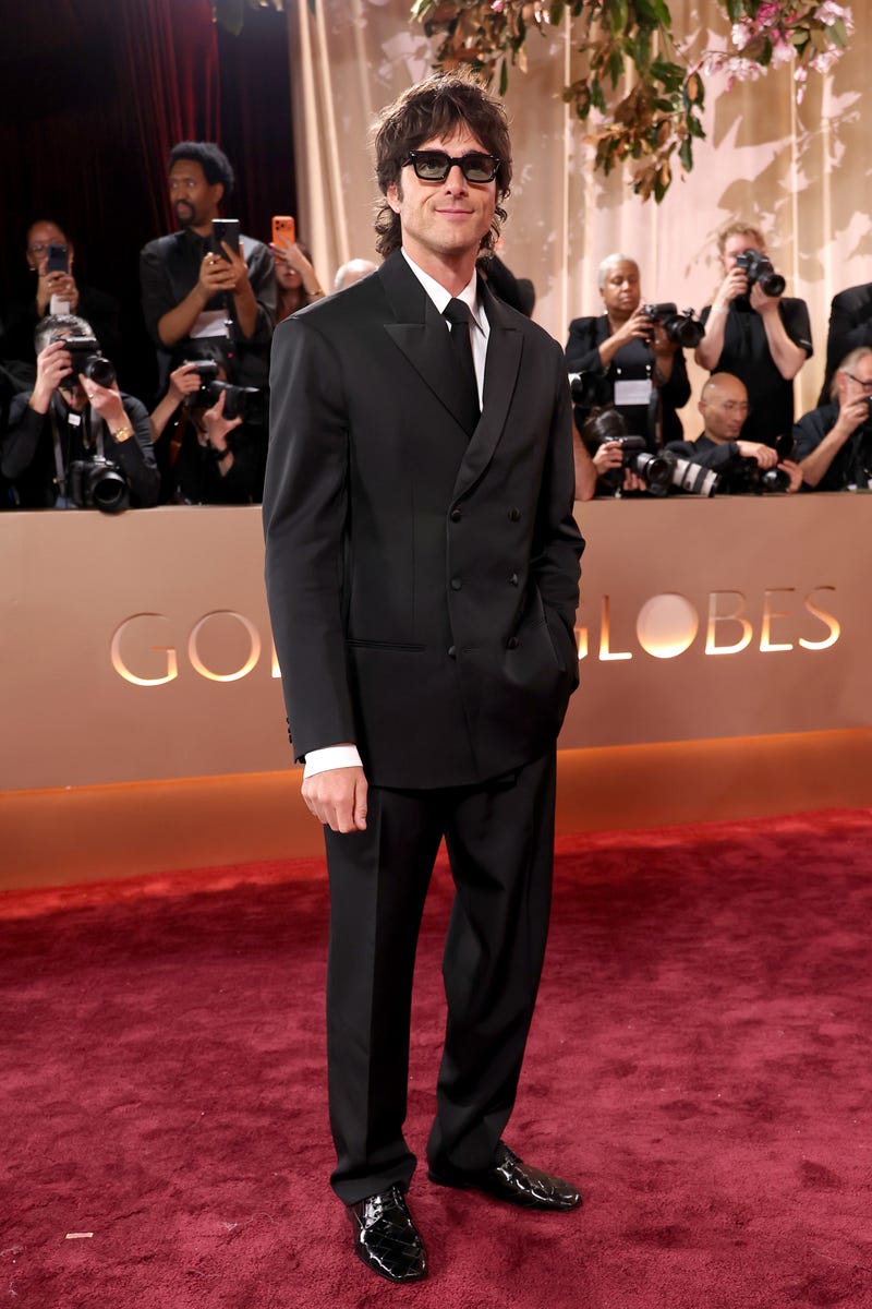 Jacob Elordi can’t stop wearing sunglasses on the red carpet