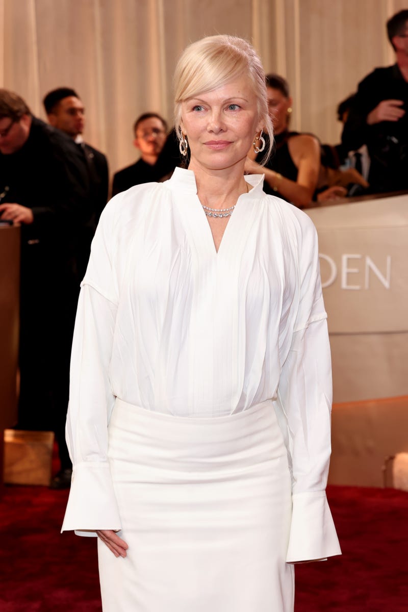 Pamela Anderson completely transforms her hair again at the 2026 Golden ...