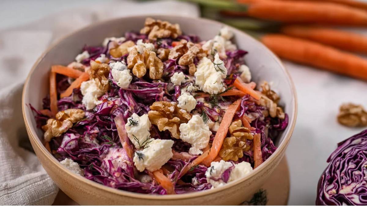 Esta ensalada de col morada y feta también puede ser plato principal