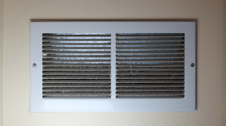 This easy way to clean & remove dust from sticky air vent covers works ...