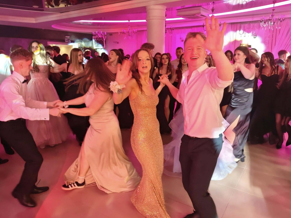 Studniówka II LO w Tomaszowie 2026. Wspaniały bal maturalny w sali ...