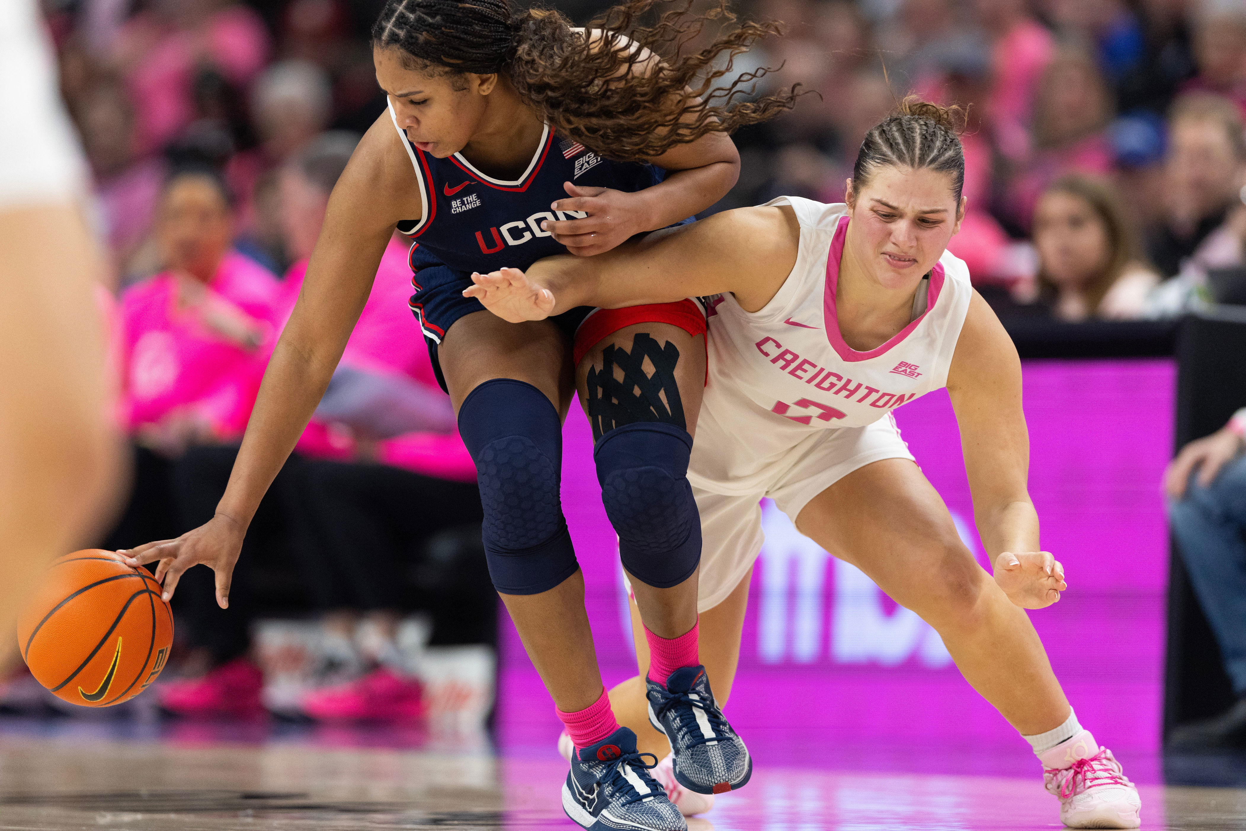 Sarah Strong's 18 points and 13 rebounds lead No. 1 UConn in 95-54 rout ...