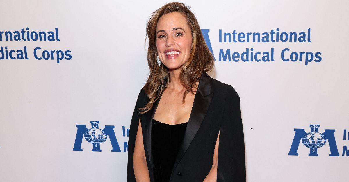 Jennifer Garner shows off new hair color in sparkly black gown at 2026 ...