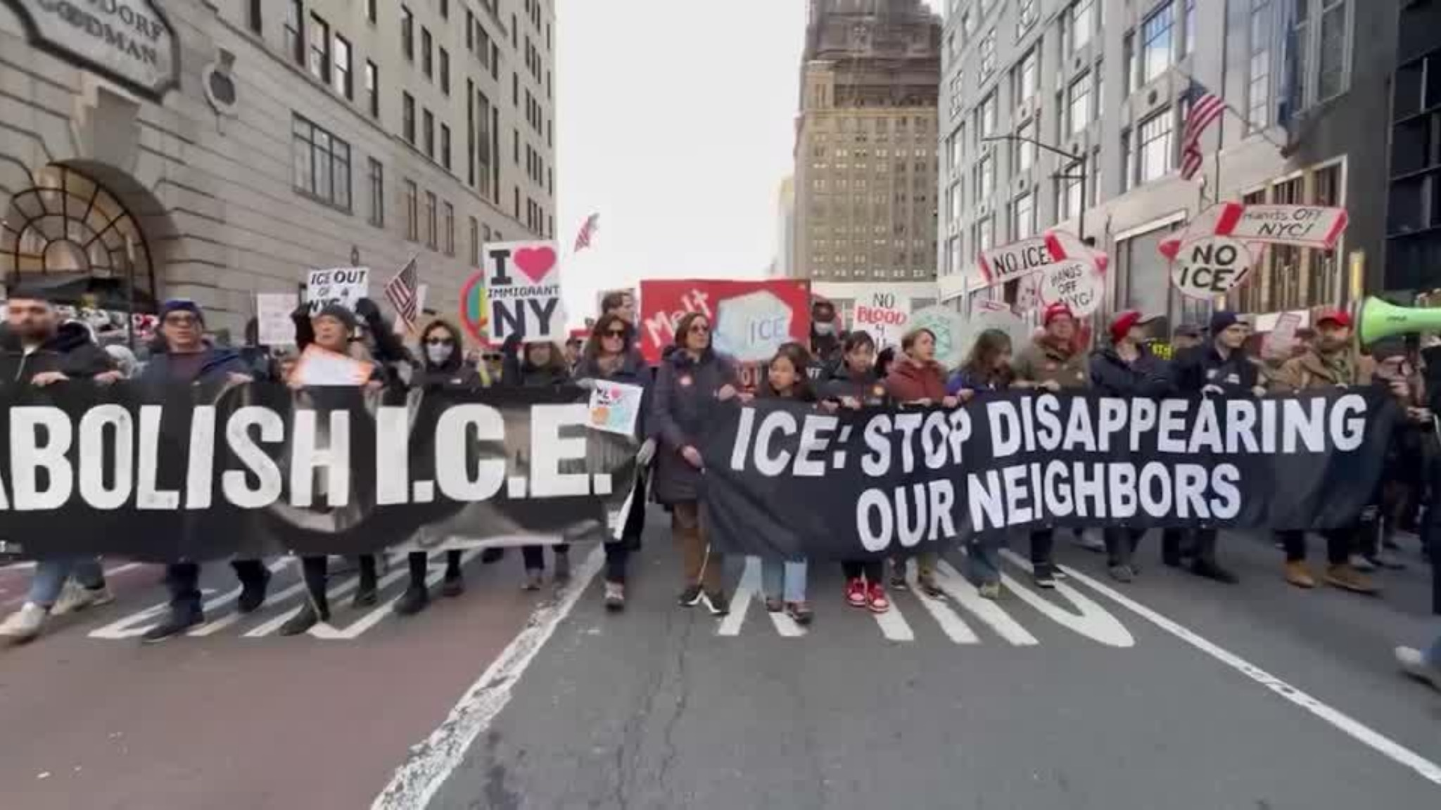 New York, a migliaia contro l'ICE sotto la Trump Tower