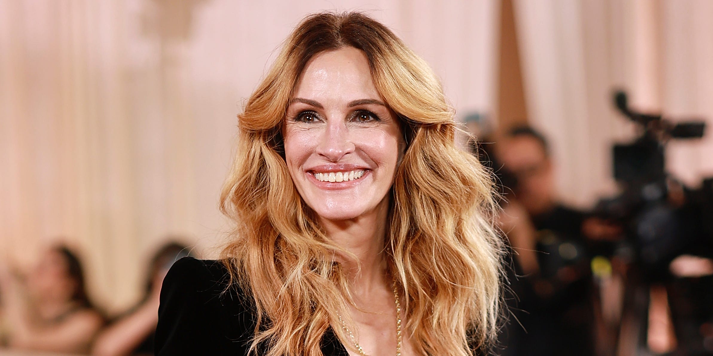 Julia Roberts wore strawberry jewelry to the Golden Globes