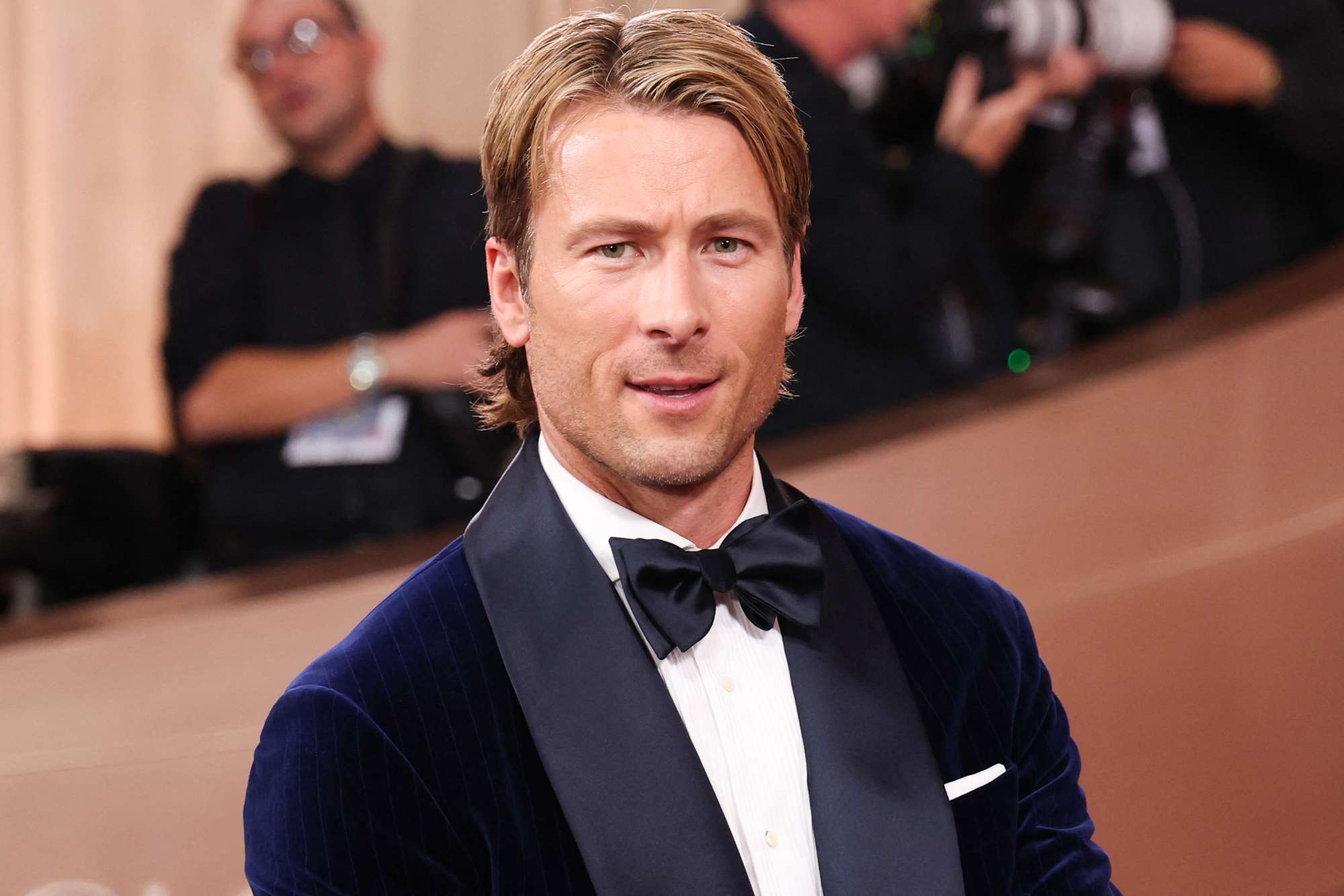 Glen Powell reveals why he's 'walking a little weird' at Golden Globes ...