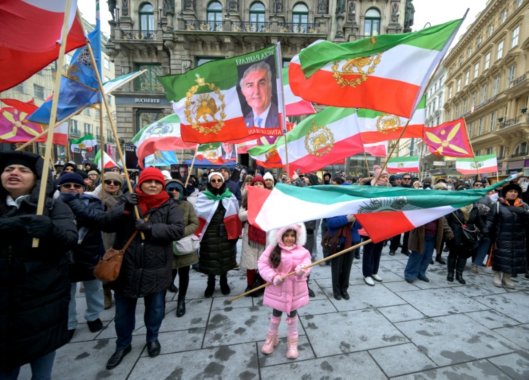 Governo do Irã aumenta repressão a protestos e convoca marcha de apoio