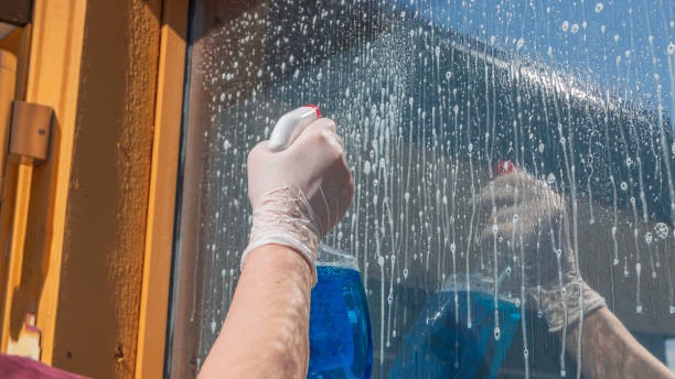 Des techniques sûres pour nettoyer les fenêtres extérieures