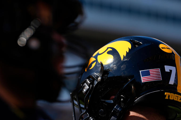 4-star Iowa football WR target commits to SEC program