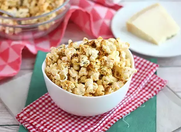 Pizza-flavored popcorn