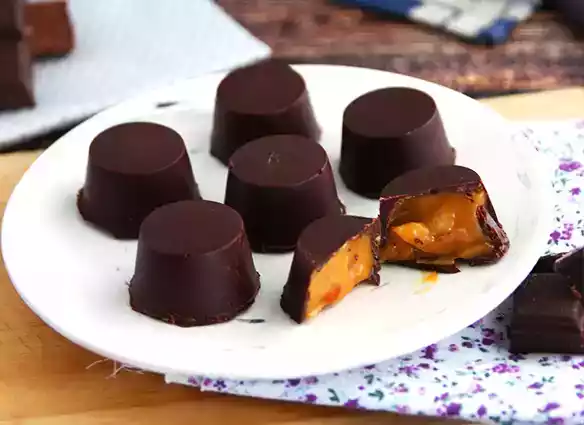 Bombones de chocolate negro con caramelo y almendras