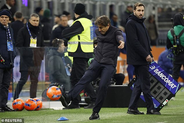 Antonio Conte yells in fourth official's face after seeing red in top ...