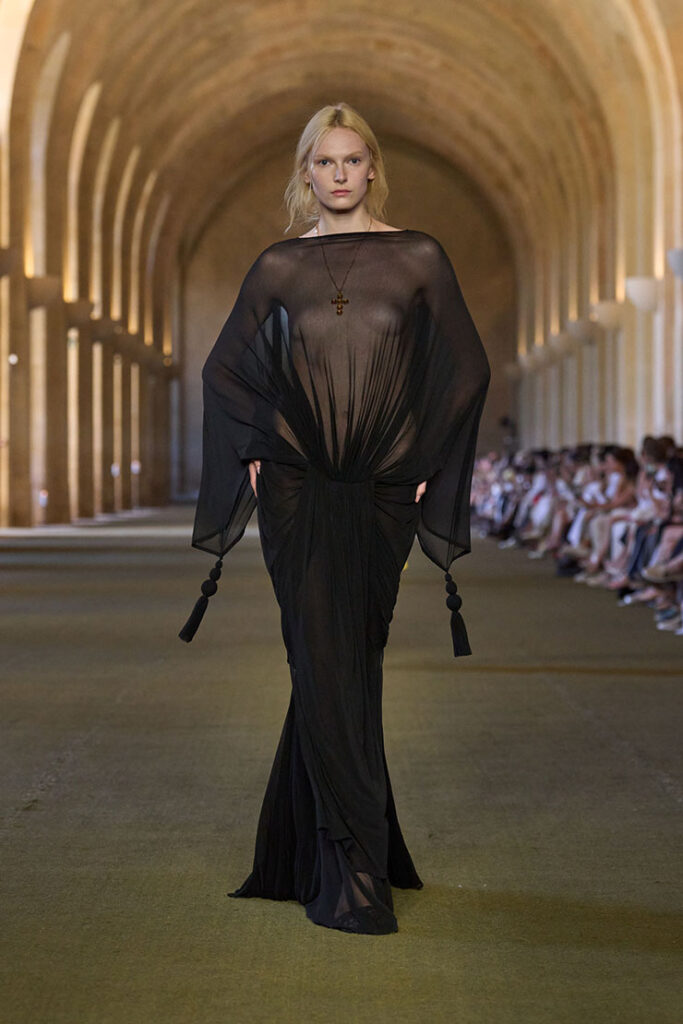 Lisa wore Jacquemus to the 2026 Golden Globe Awards