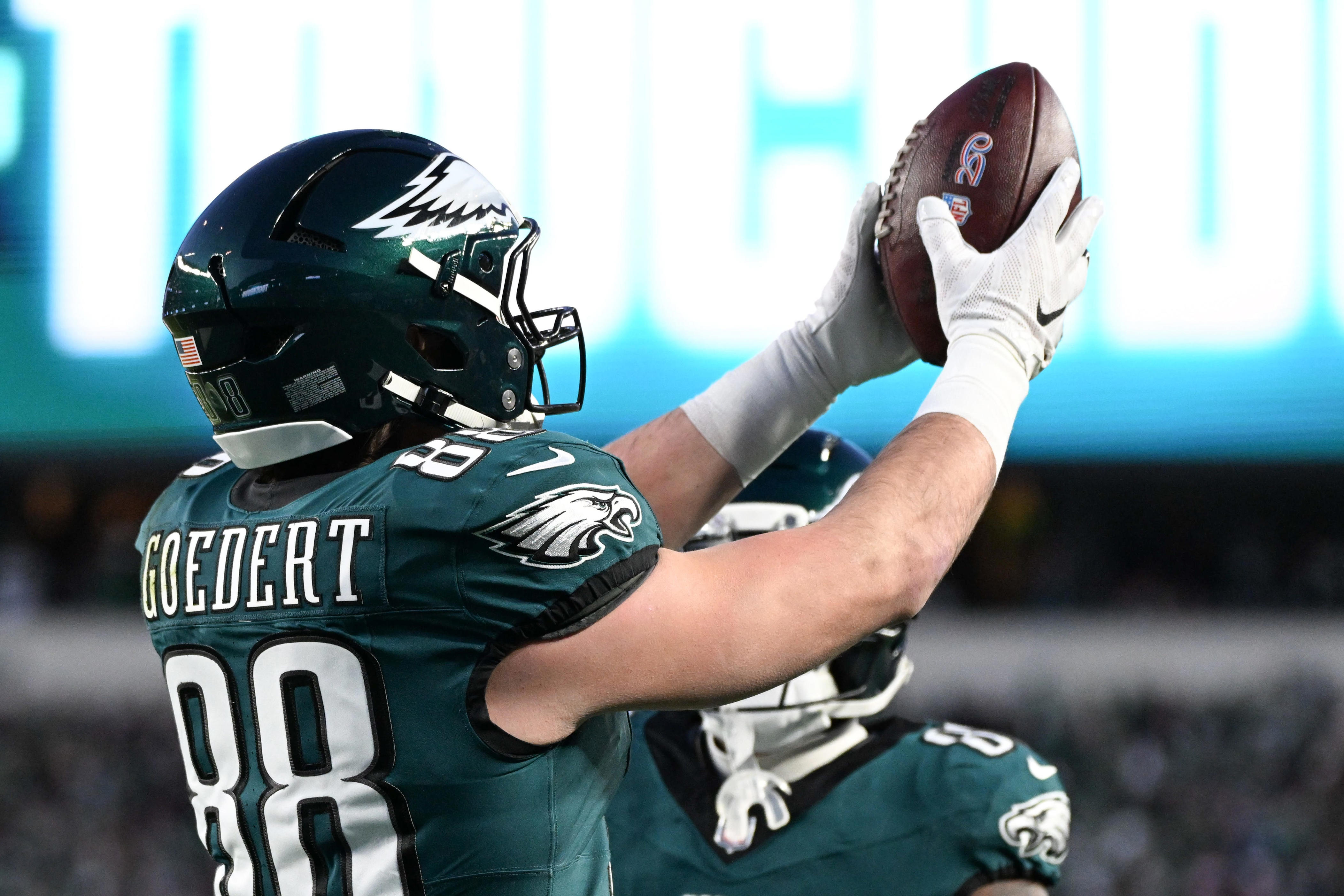 Eagles vs 49ers live updates, score. Goedert 2 TDs, George Kittle injured