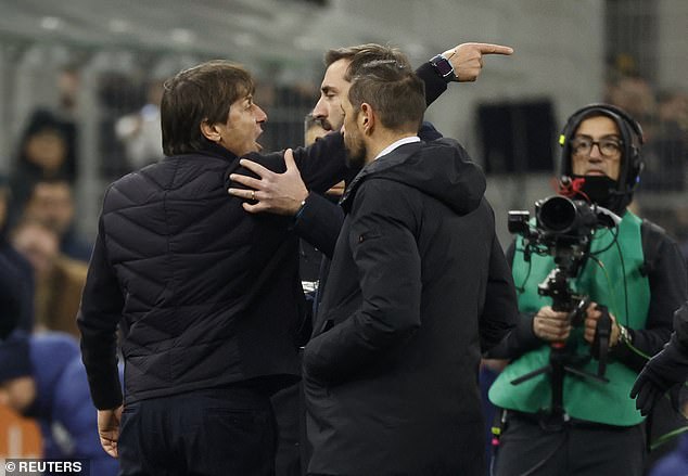 Raging Conte kicks water bottle, yells in fourth official's face and is ...
