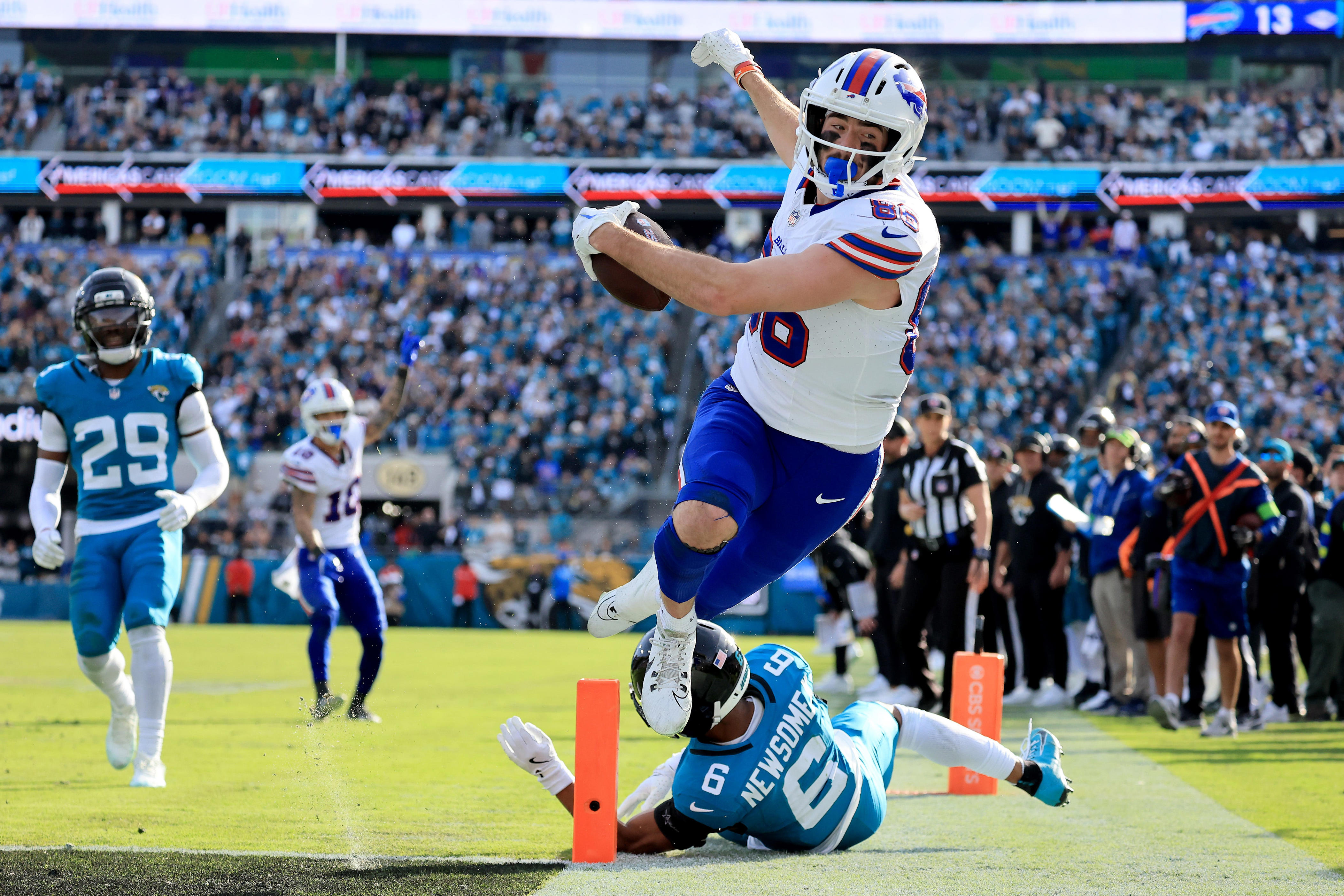 Trevor Lawrence TD to Travis Etienne gives Jacksonville lead. Bills vs ...