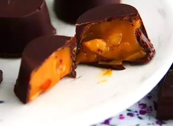 Bombones de chocolate negro con caramelo y almendras