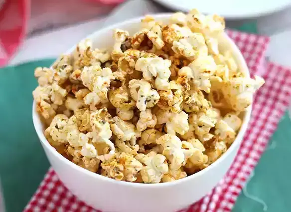 Pizza-flavored popcorn