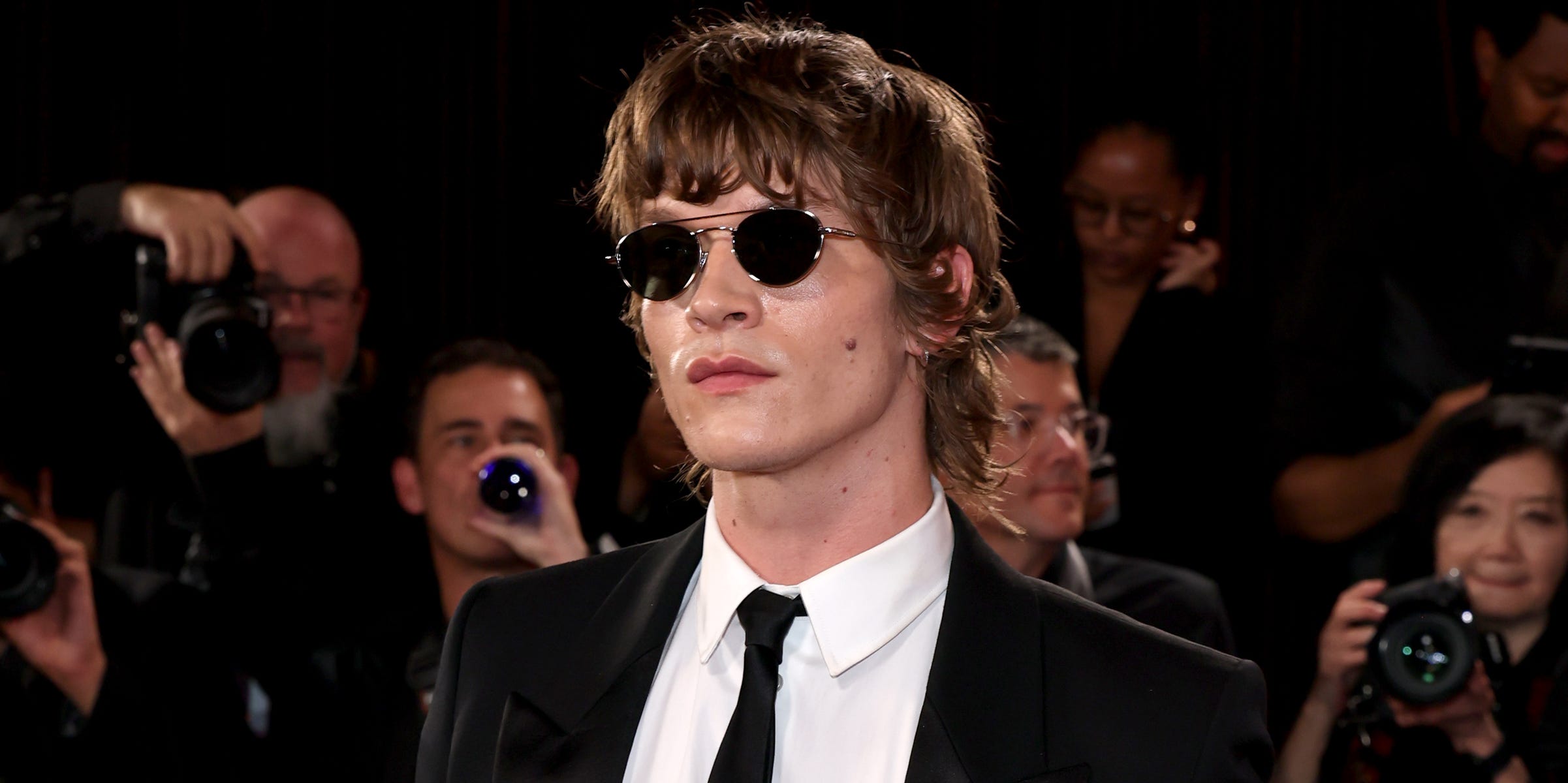 Connor Storrie wears a jewelry icon for his Golden Globes debut